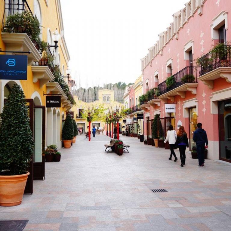 La Roca Village: Designer Outlet Alışveriş Merkezi Turu - Müze Biletleri