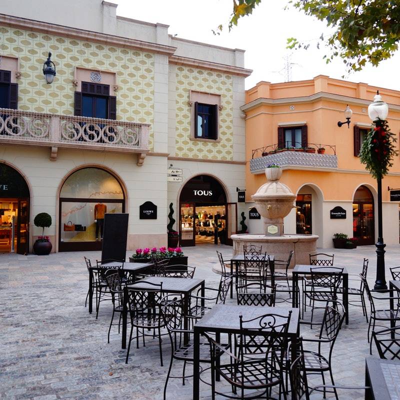 La Roca Village: Designer Outlet Alışveriş Merkezi Turu - Müze Biletleri