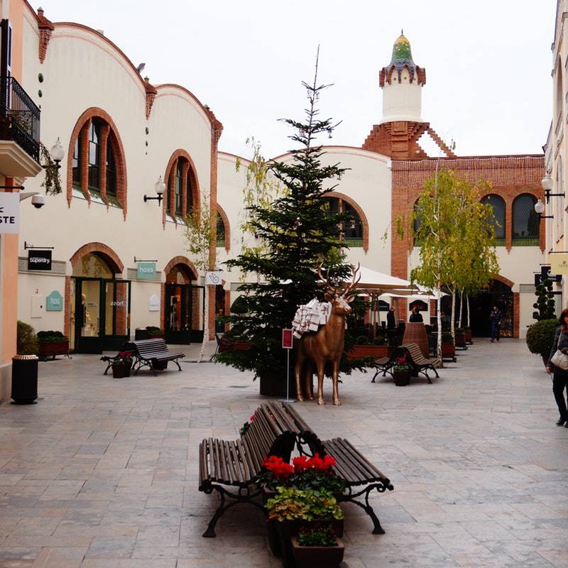 La Roca Village: Designer Outlet Alışveriş Merkezi Turu - Müze Biletleri